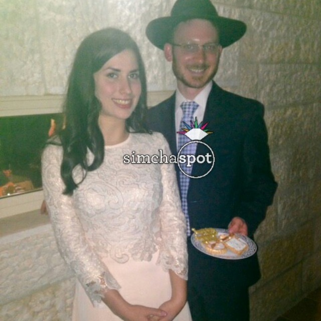 Vort of Manya Hose and Alex Howie (2 Pics) - Simcha Spot