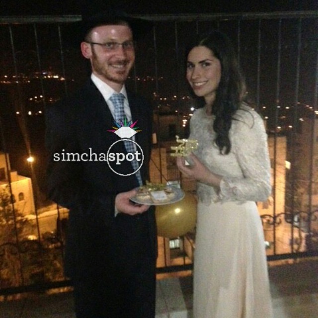 Vort of Manya Hose and Alex Howie (2 Pics) - Simcha Spot